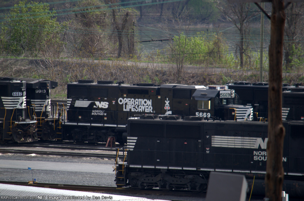 NS GP38-2 5669 "Operation Lifesaver"